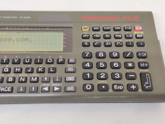 Calculadora Sharp PC-E200 (Versión japonesa PC-E220) # 890 – Casio 880